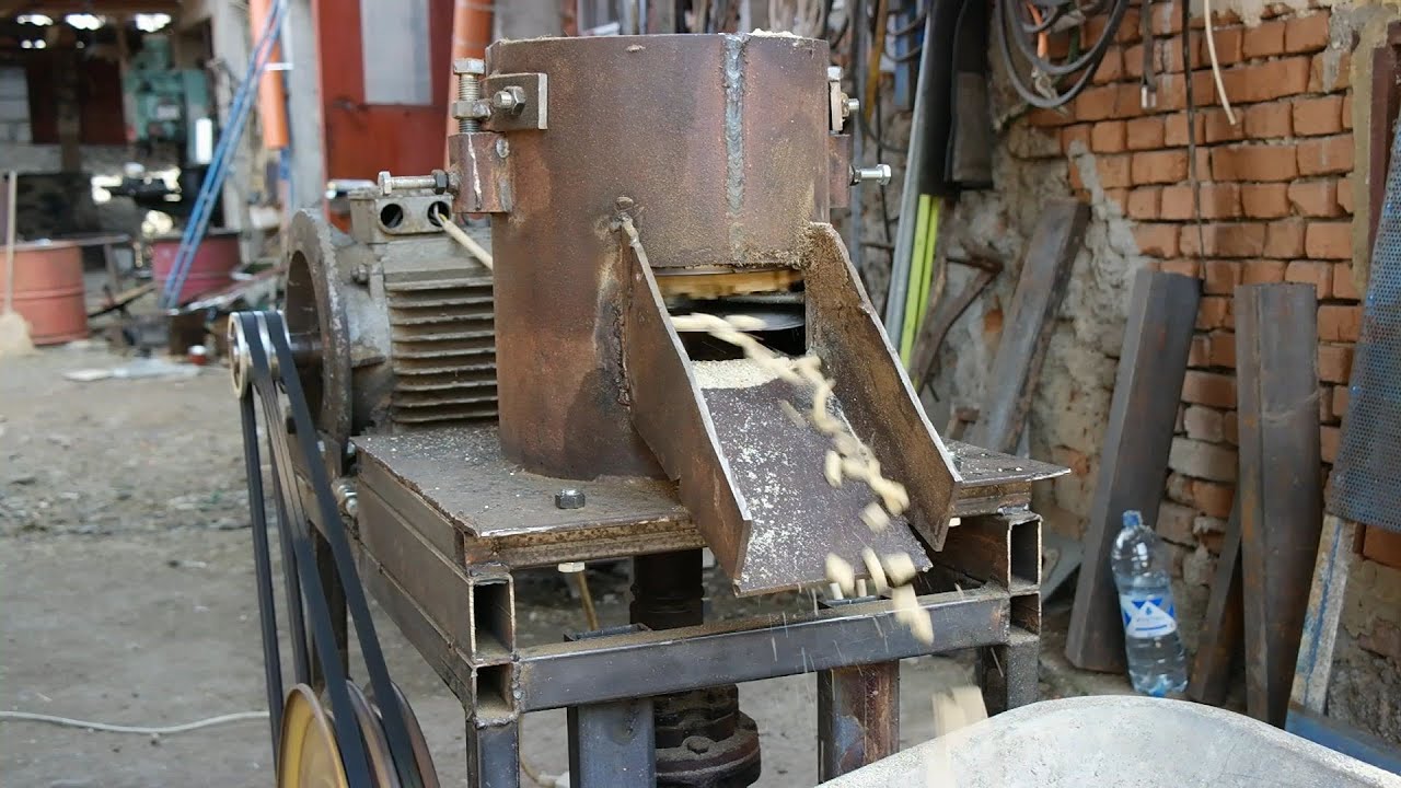 Feed Pellet Machine - making pellets - YouTube