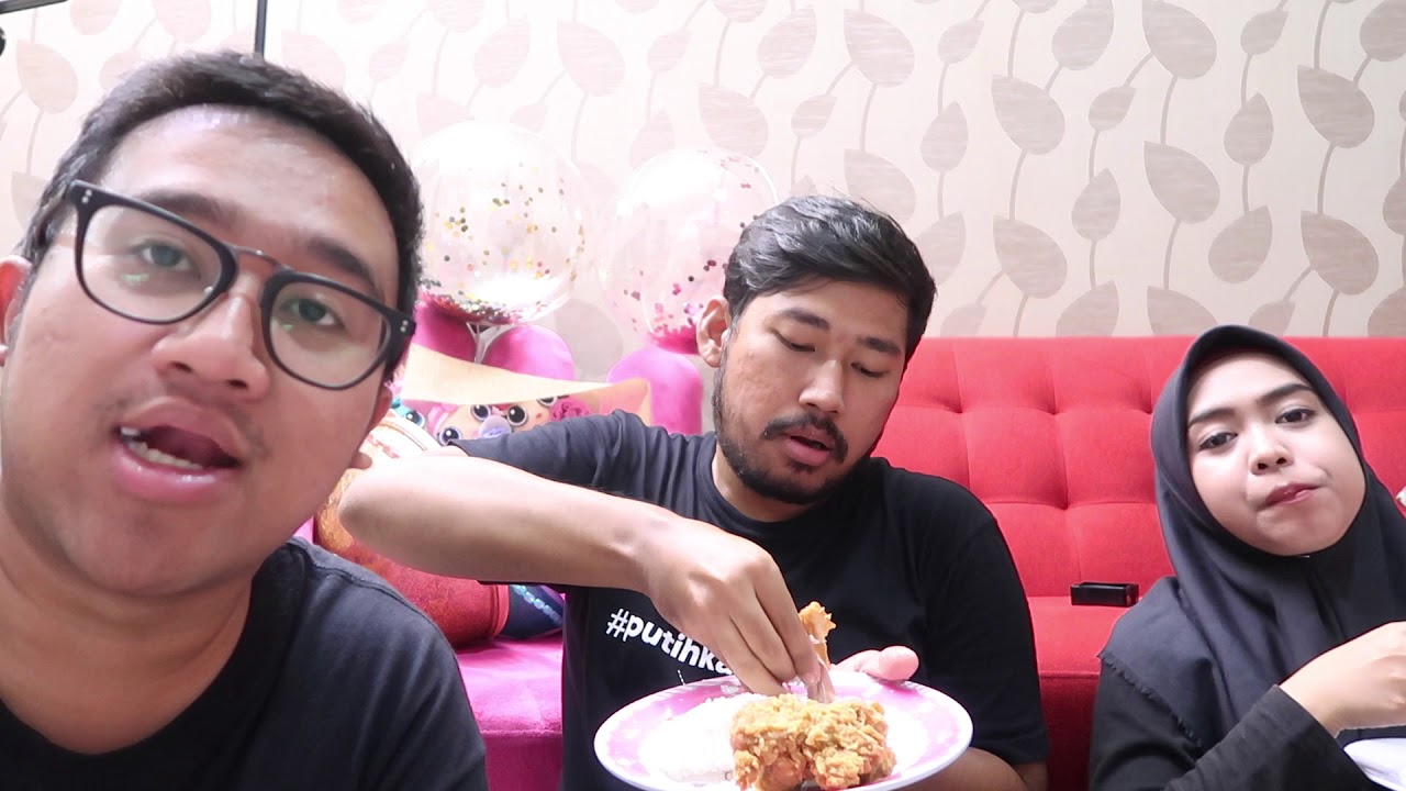 REVIEW AYAM TER ENAK w/ Ria Ricis & Faiz - YouTube