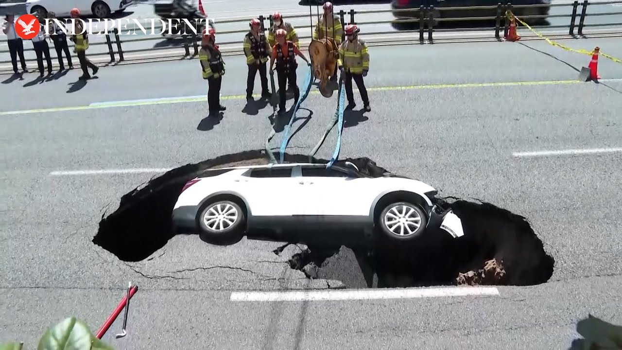 Couple injured after their car falls into sinkhole in Seoul - YouTube