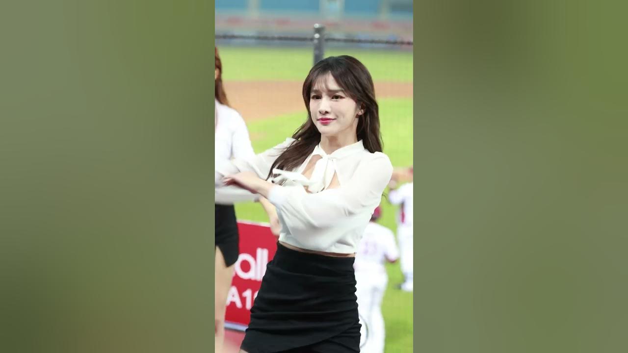 20230428 上班族趴 OL Rakuten Girls 樂天女孩 中場舞【Treat Me 】林岱縈(羚小鹿) - YouTube