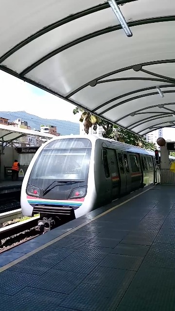 Tren CAF Renovado saliendo de la estación Agua salud con dirección Palo ...