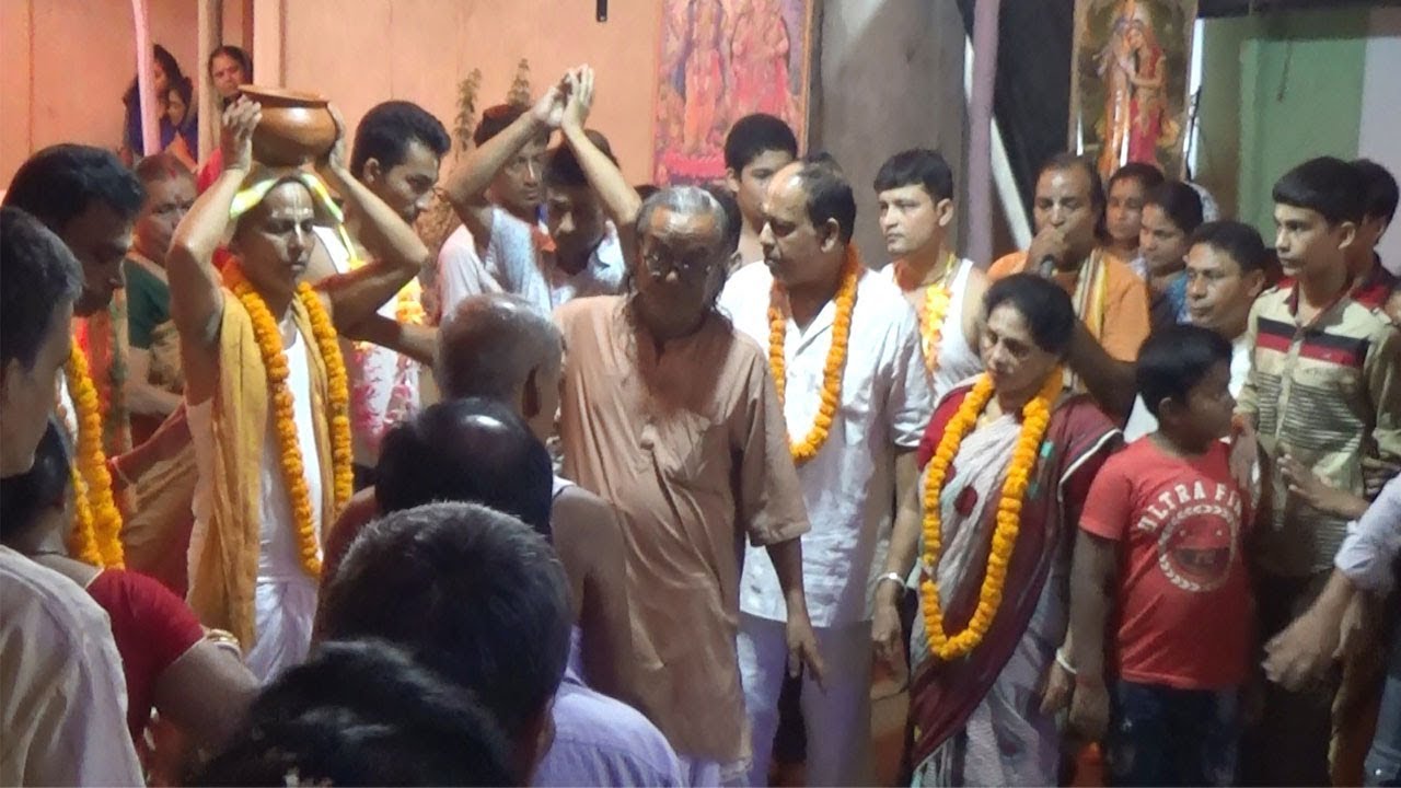 দধির ভান্ড ভাঙ্গার পর, ভক্তদের মাটিতে পড়ে গড়া গড়ি করে কান্না। Jago ...