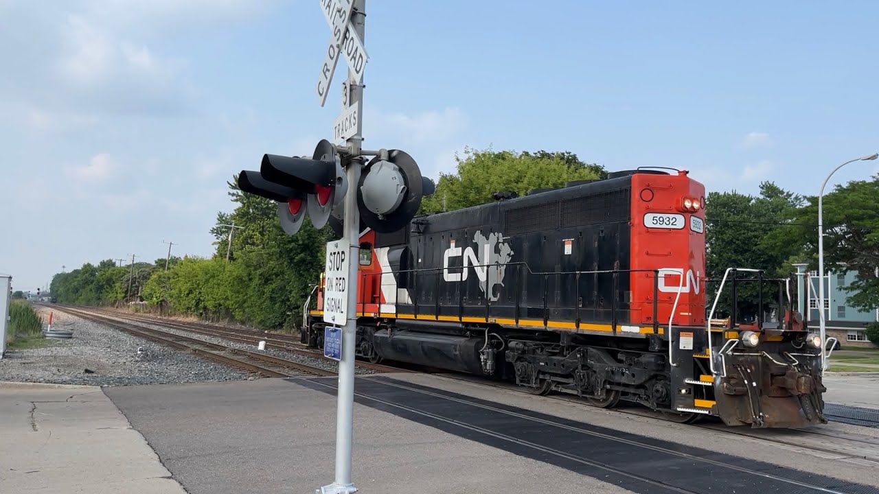 GTW (CN) #5932 (SD40-2) leads CN L573 south through Trenton, MI (6/16 ...