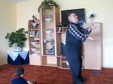 Çılgın dede toruna dans figürleri gösteriyor