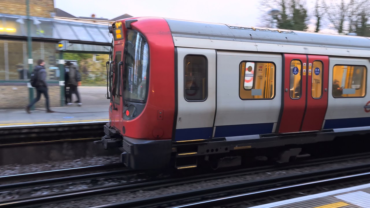 S7 Stock 21472 & S7 Stock 21430 @ East Putney (4K HDR) - YouTube