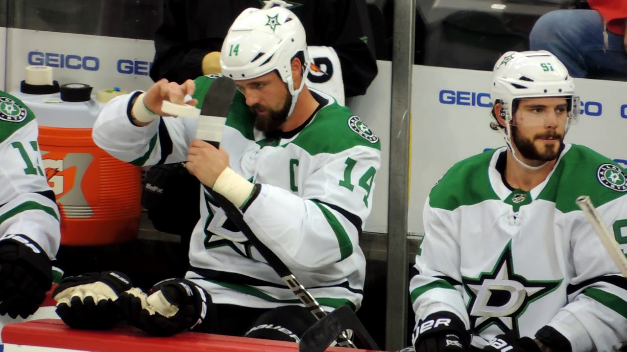 Jamie Benn taping his stick - YouTube