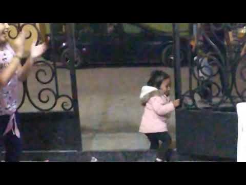 niña bailando mueve el toto