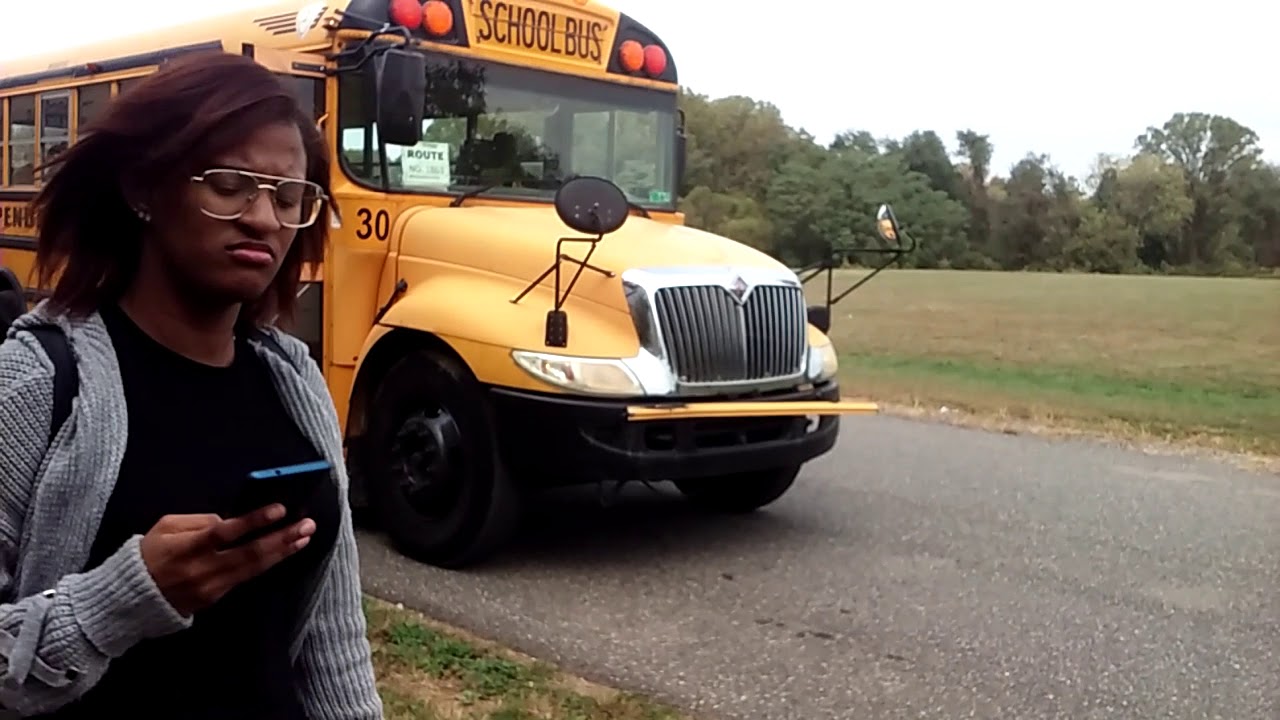 Bus 927 starts and leaves Bus 30 dose more idling than making air brake ...