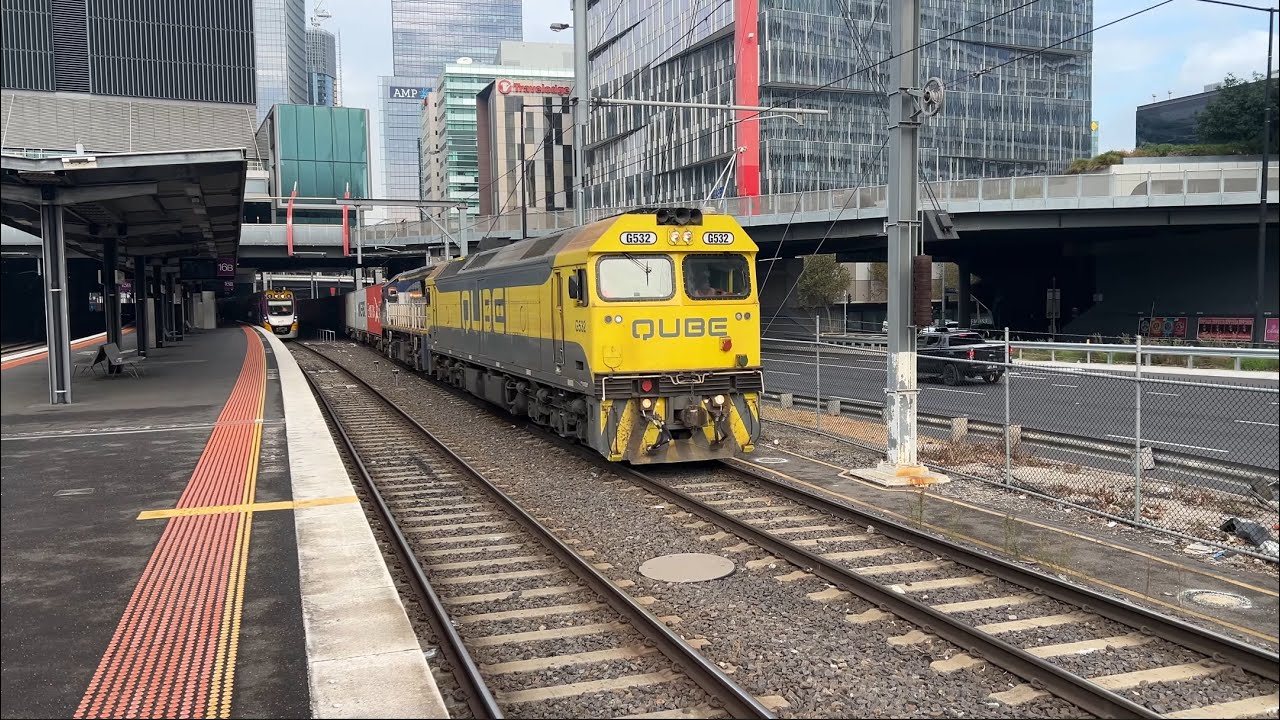 QUBE G532 & RailFirst VL360 Passes Through Southern Cross Station from ...