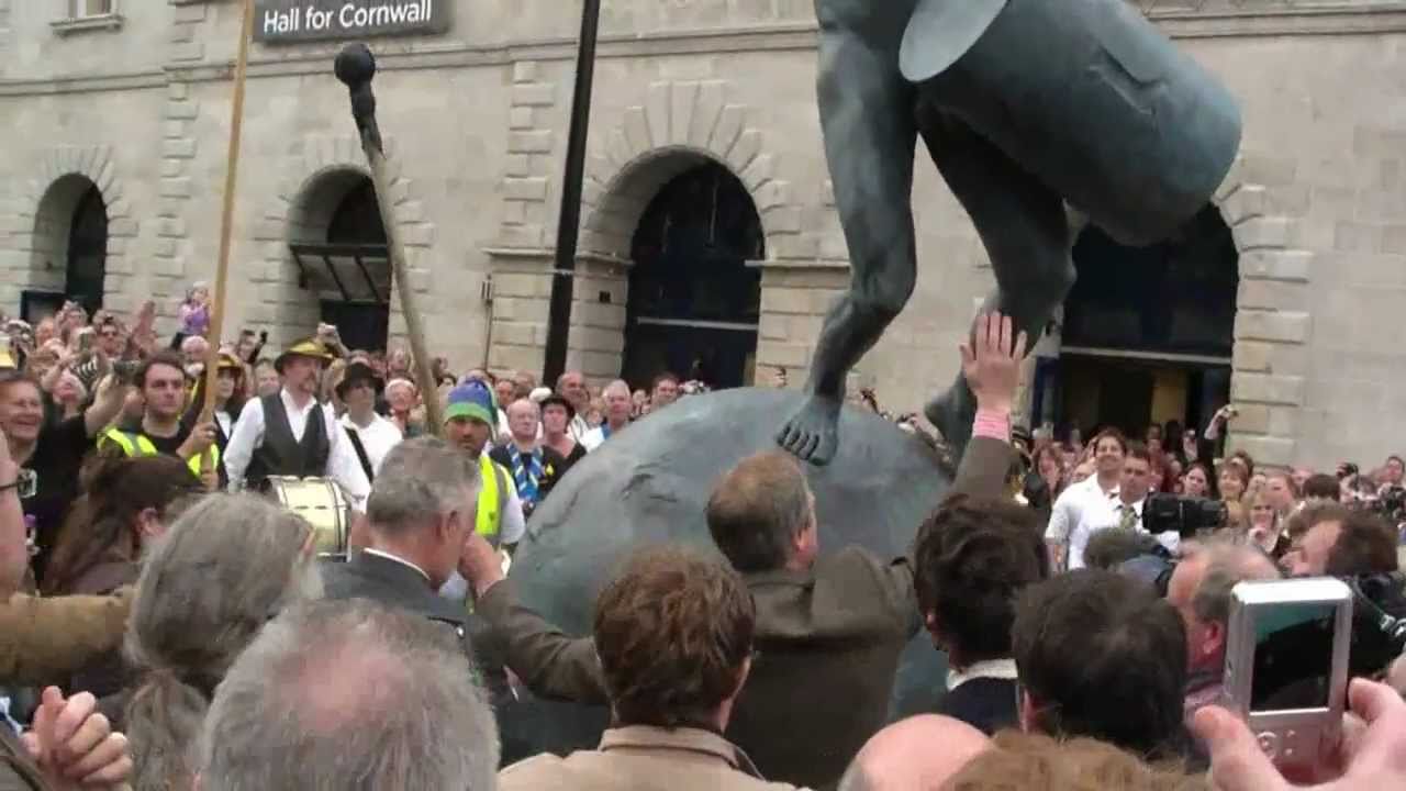 Roger Taylor unveiling Tim Shaw's The Drummer in Truro - YouTube