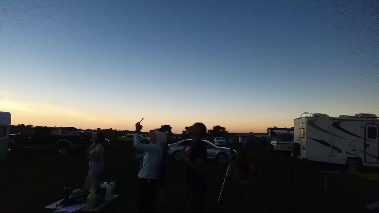 Crowd reaction to the 2017 solar eclipse - YouTube