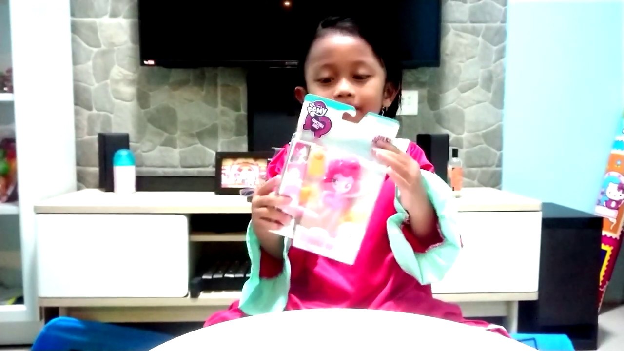 My Little Pony Equestria Girl Pinkie Pie Swimming - YouTube