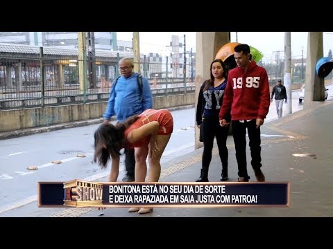 Morenaça mostra demais em seu dia de sorte e rapaziada cresce o olho