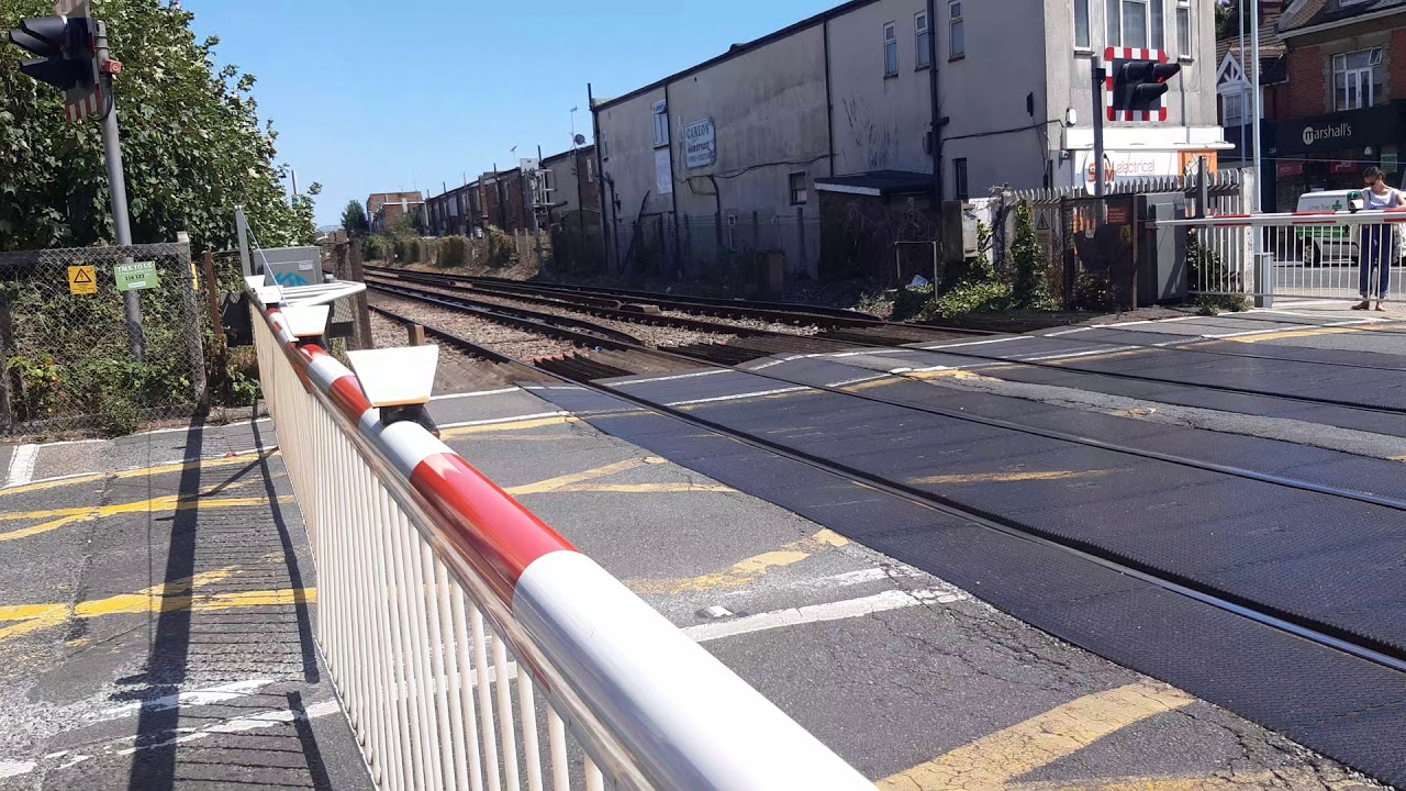 West Worthing station level crossing Friday 17.7.2020 - YouTube
