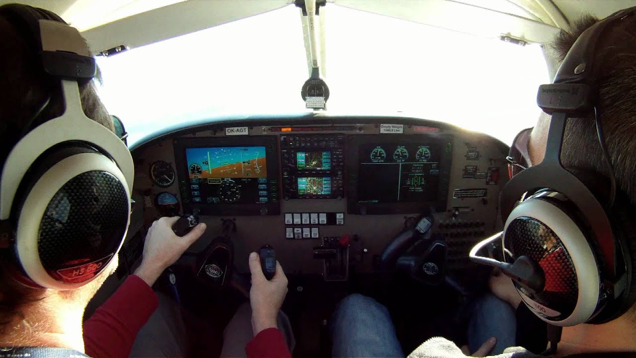 Piper Warrior III, crosswind landing, cockpit view, training flight ...