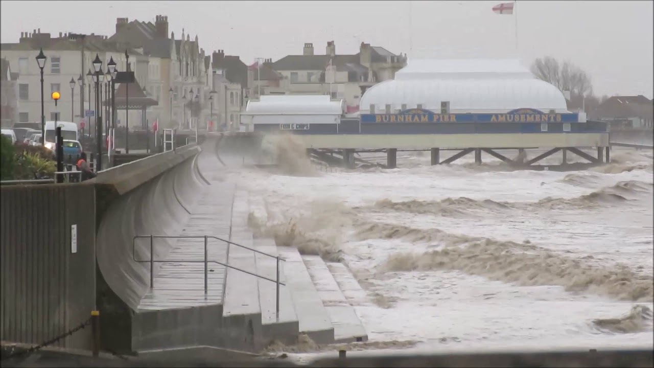 Blustery high tide in Burnham-On-Sea 10/2/20 - YouTube