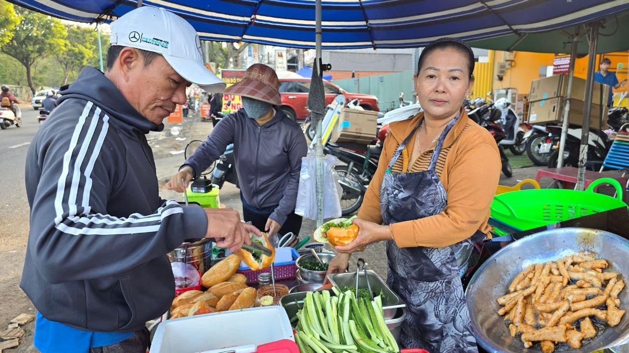 Hàng bánh mì chả cá chiên tại chỗ rực lửa, người Sài Gòn no bụng cho ...