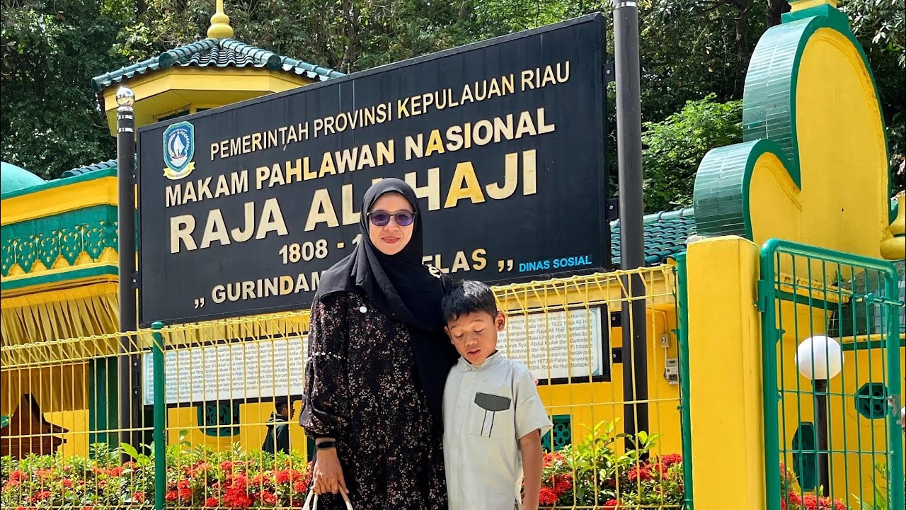 Ziarah makam raja di pulau penyengat | Tanjung Pinang - YouTube