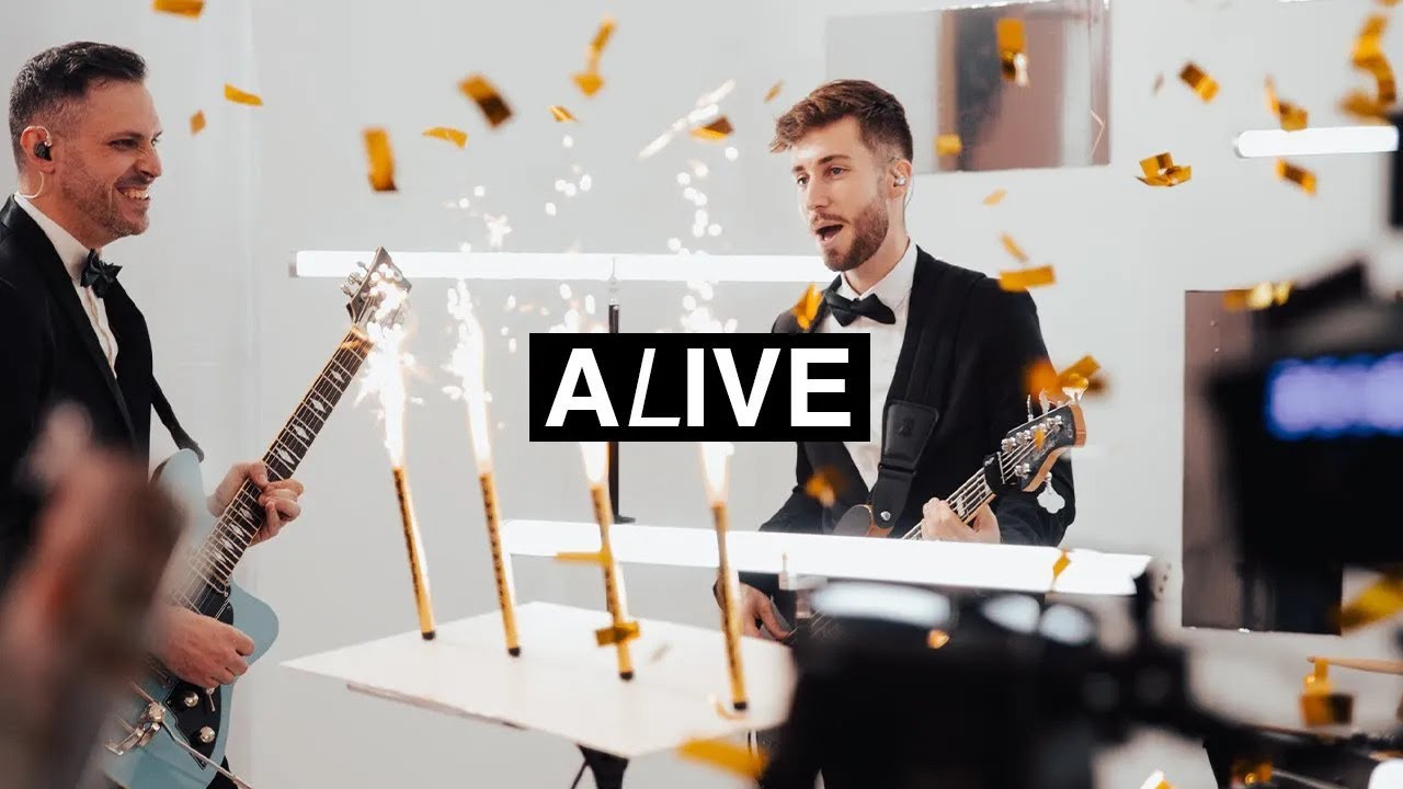 Alive (Hillsong Young&Free) - Momentum musique - YouTube
