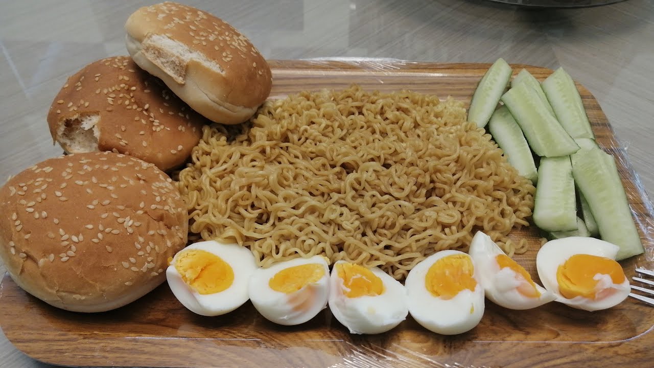 BREAKFAST /MUKBANG PANCIT CANTON W/EGG!! - YouTube