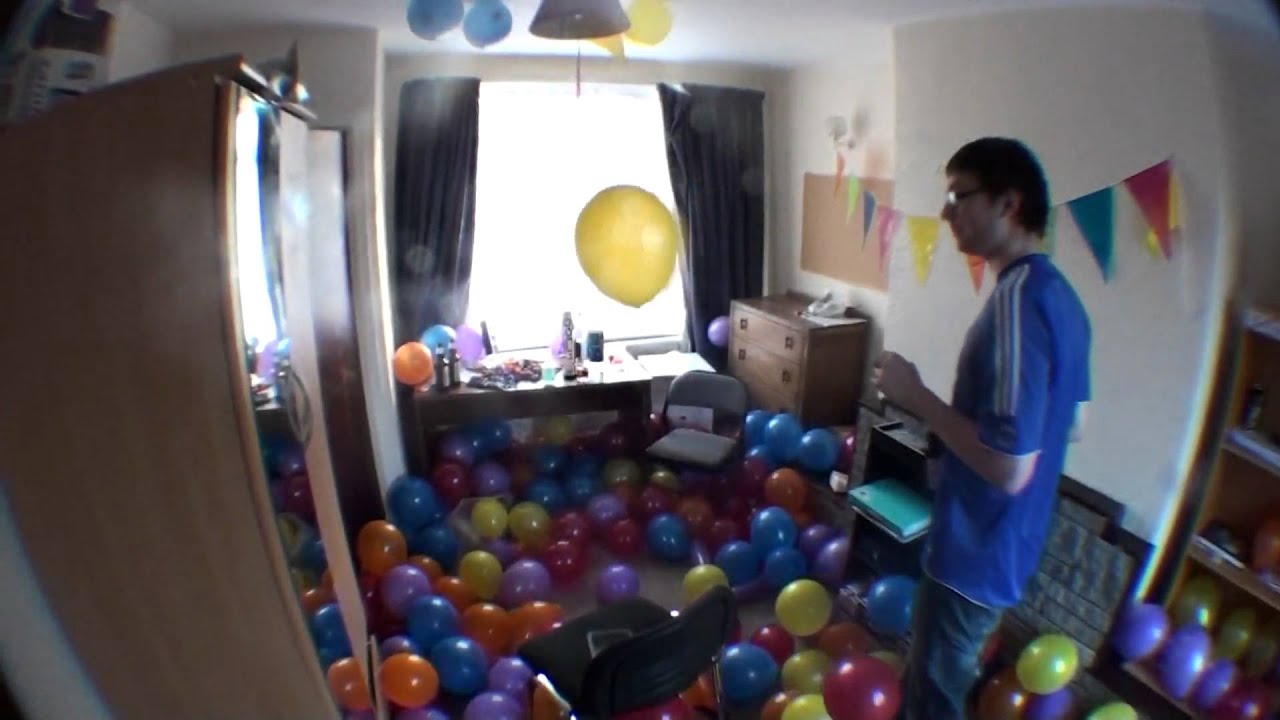 900 Balloons in a Room - YouTube