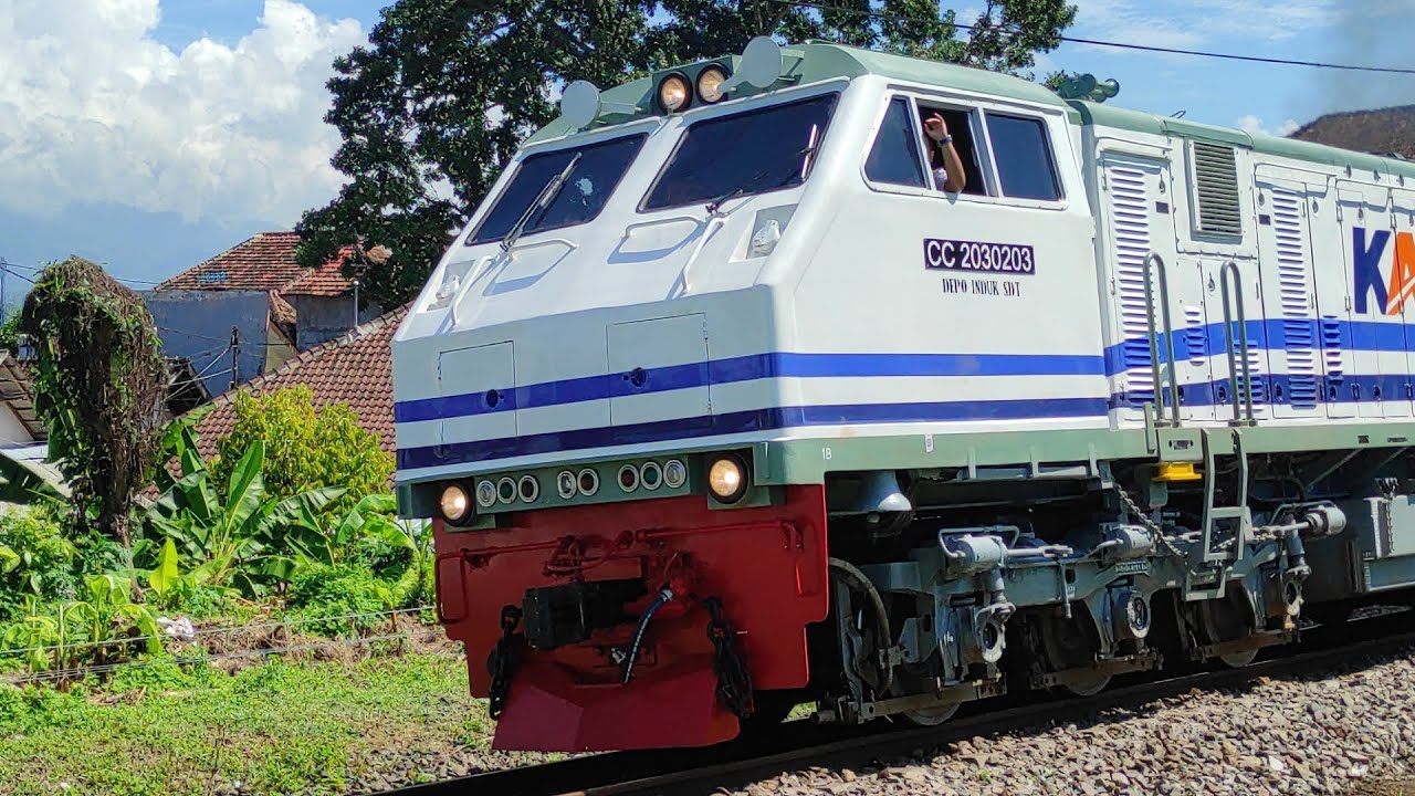 Dinas Perdana Lokomotif CC 203 Vintage dengan Kereta Api Sri Tanjung # ...