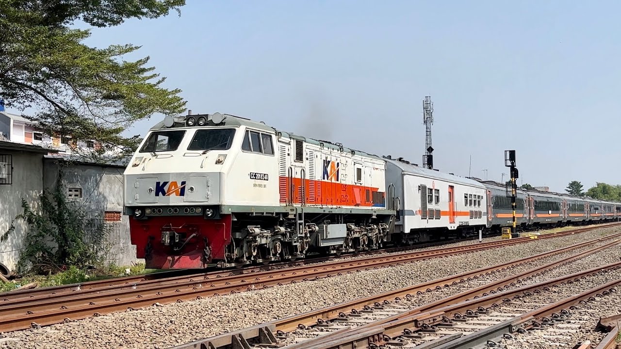 Satu - Satunya di Pulau Jawa! | Kereta Api Ngebut Melintas di Stasiun ...