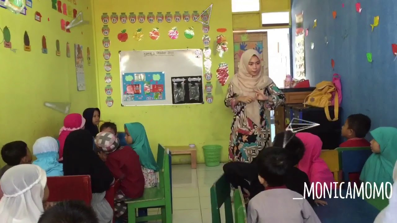 Mengajar di kelas (TK BPI) - YouTube