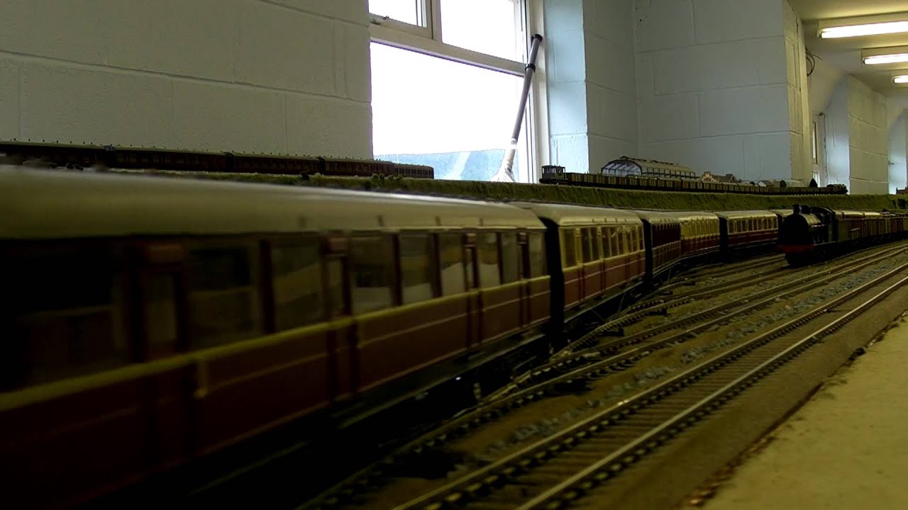 North East model railway - Class 47 with Gresley stock traversing ...