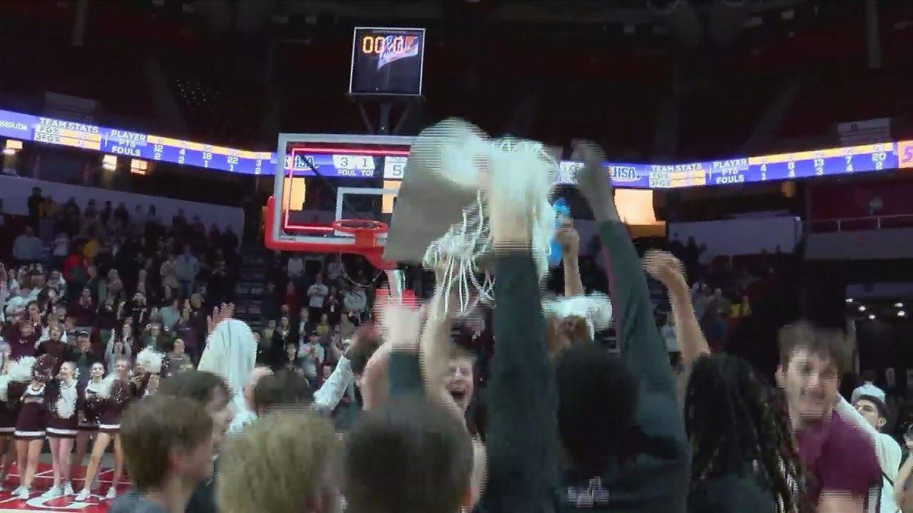 Moline Maroons going to State after winning 59-55 - YouTube