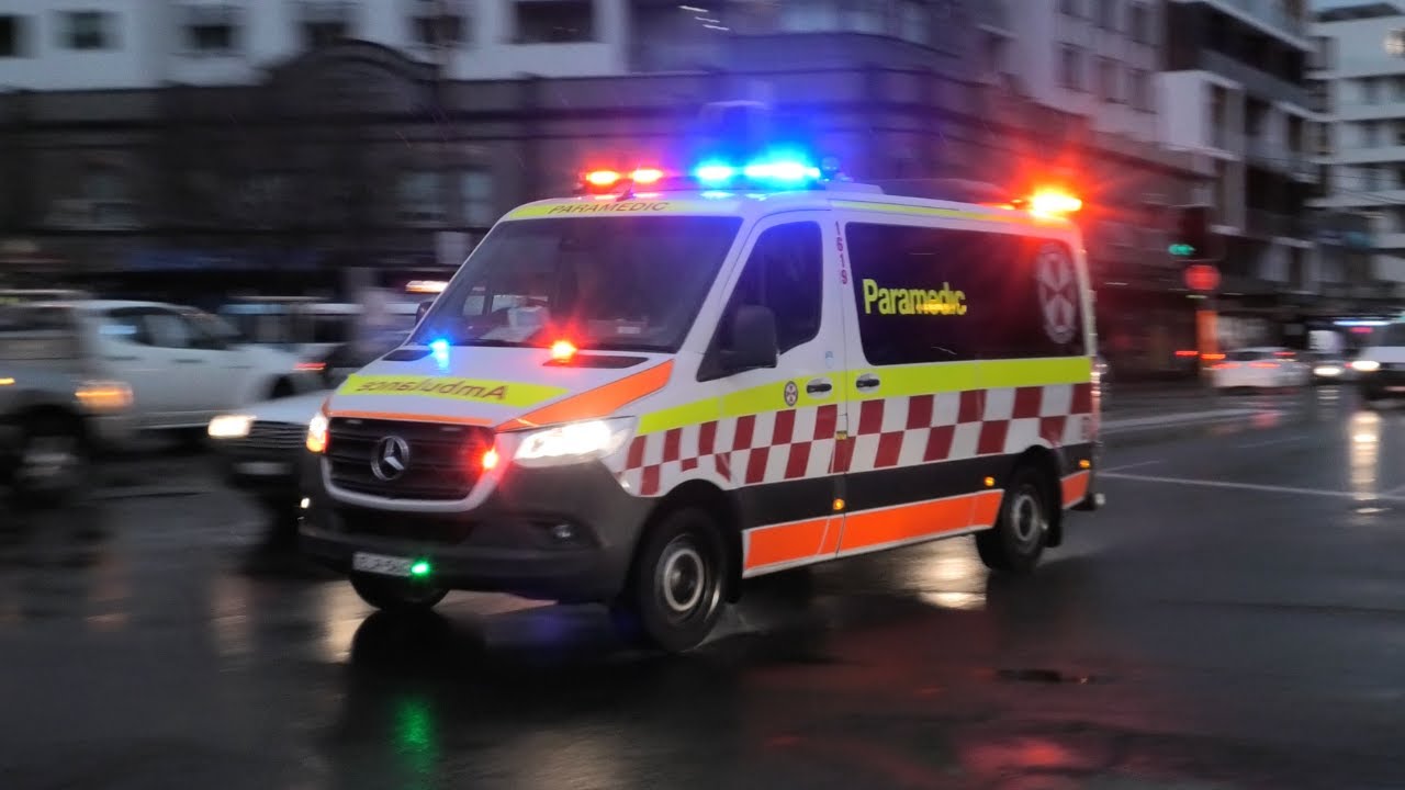 NSW Ambulance Responding - YouTube