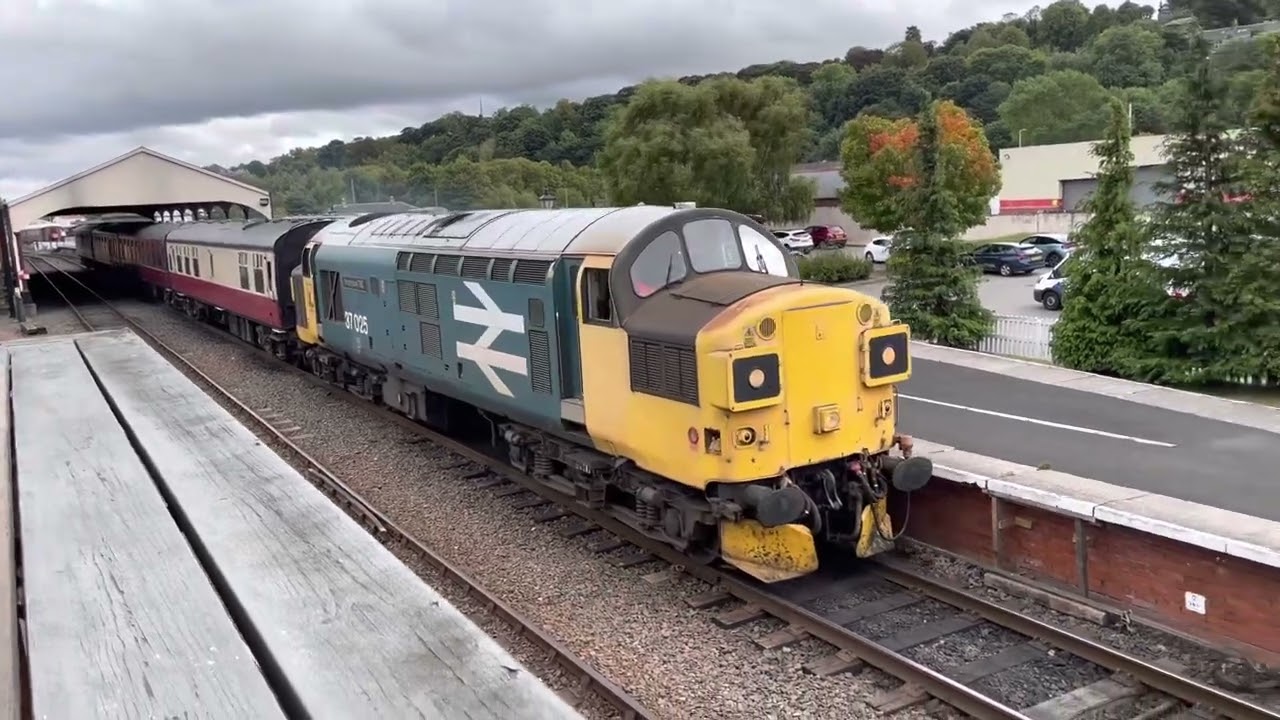 37025 gets ready for the last train of the day 24/09/2022 - YouTube