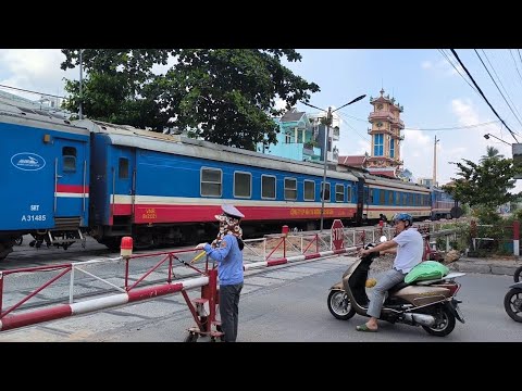 [2217] D19E-963 kéo tàu SE22 nối thêm 2 xe Bn rỗng | 10:50 - 29.09.2024 ...