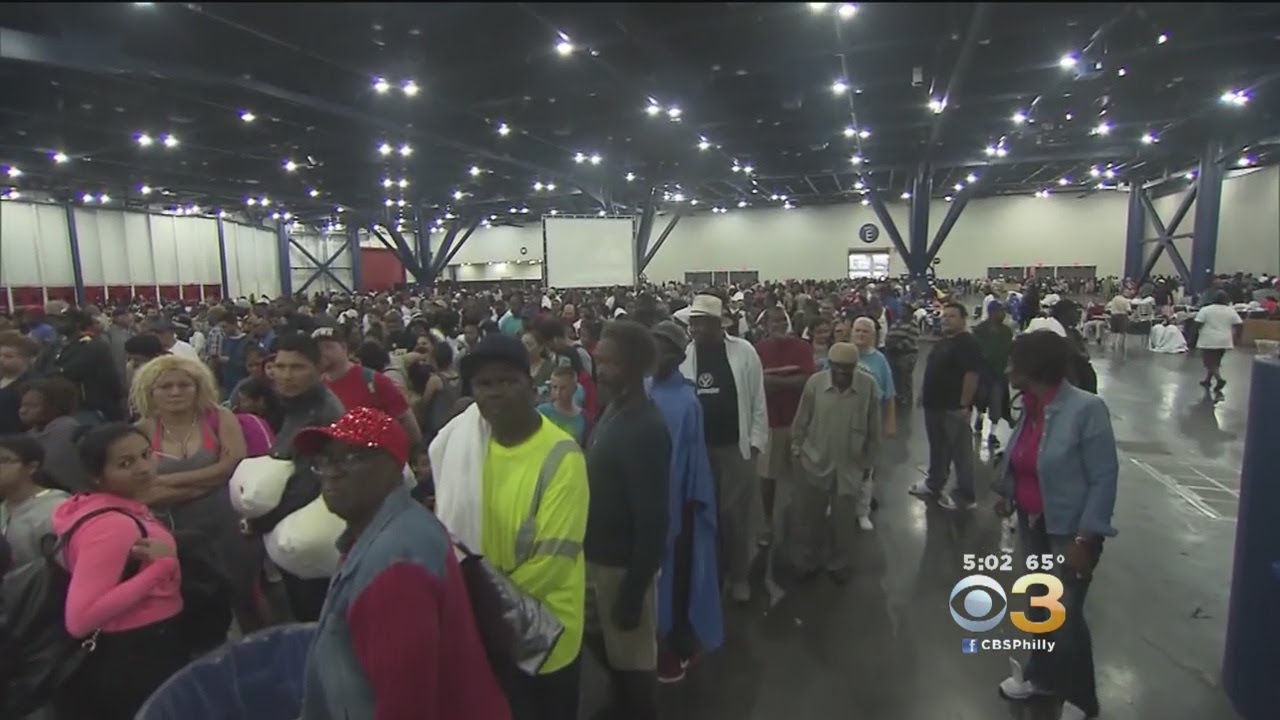 Tensions Rise As Flood Victims Crowd Houston Relief Center - YouTube