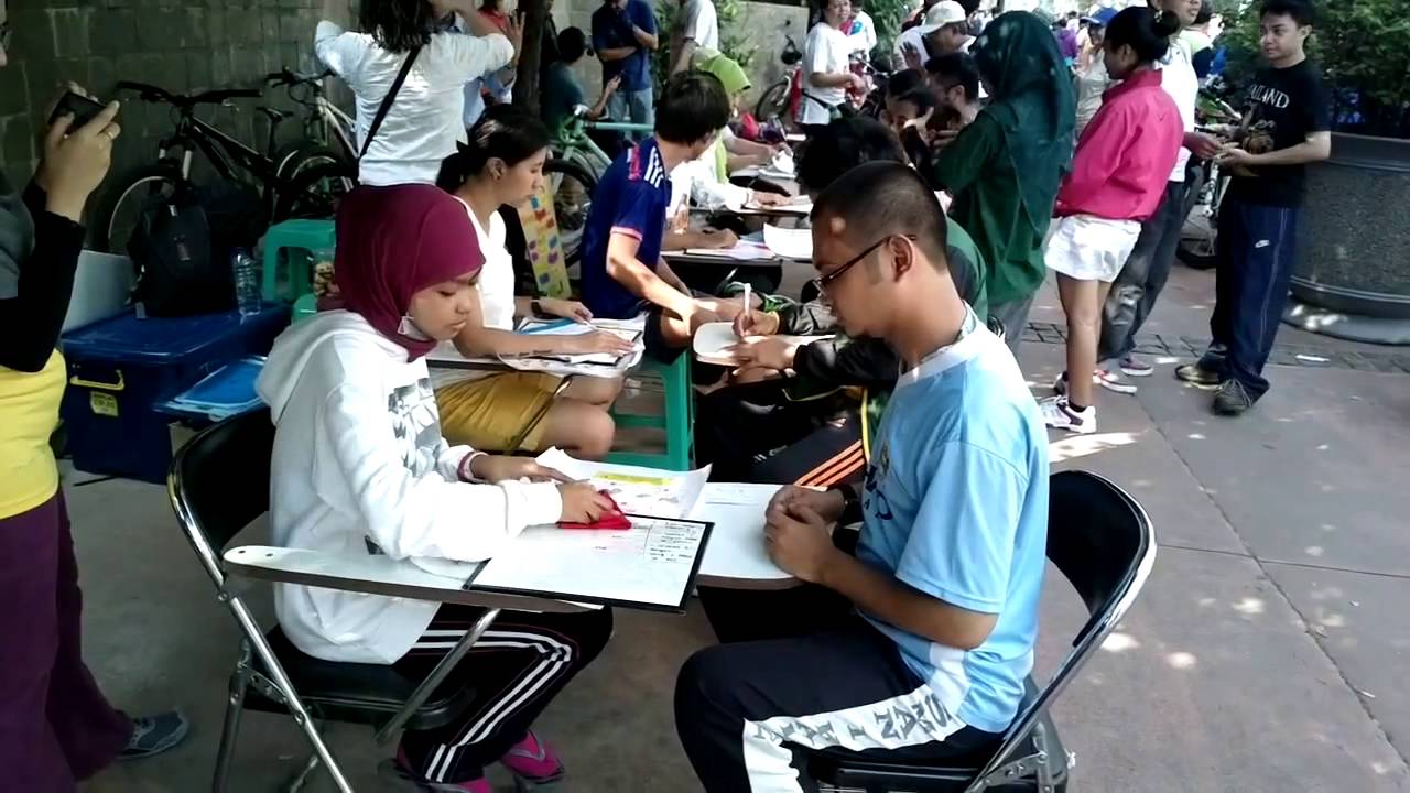 Bahasa isyarat Indonesia BISINDO sign language training @ Car Free Day ...