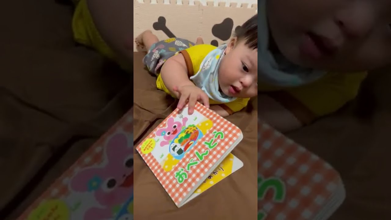 Funny Baby Ryuga "reading" book about food || Tingkah laku lucu Bayi ...