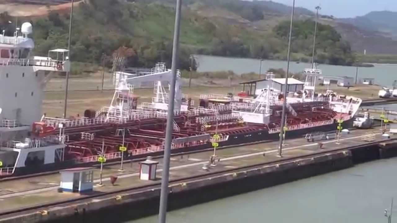Barco cisterna "Vinjerac" cruzando esclusas Canal de Panamá 2013. 2/5 ...