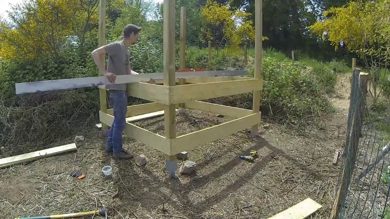 Construction d'une Cabane sur Pilotis (pour chèvres) - YouTube