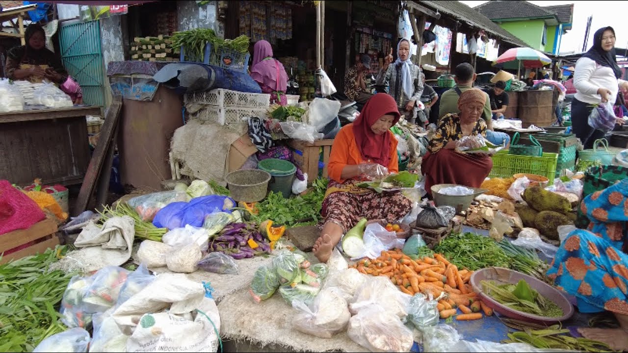Daily life of local market traders in Indonesia | Indonesian market ...