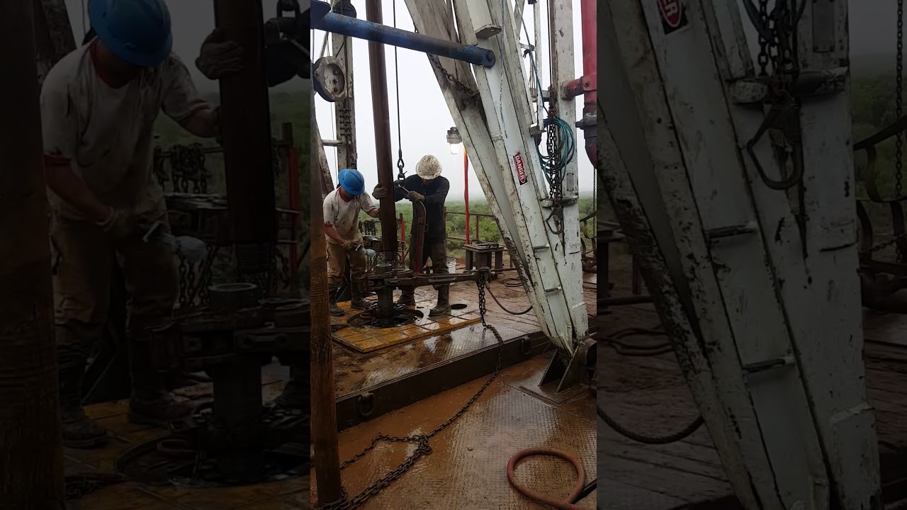 Drilling rig hooking up drill pipe - YouTube