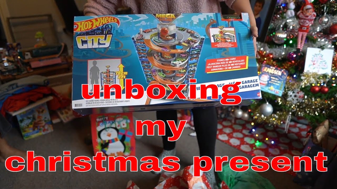 UNBOXING MY CHRISTMAS PRESENT - YouTube