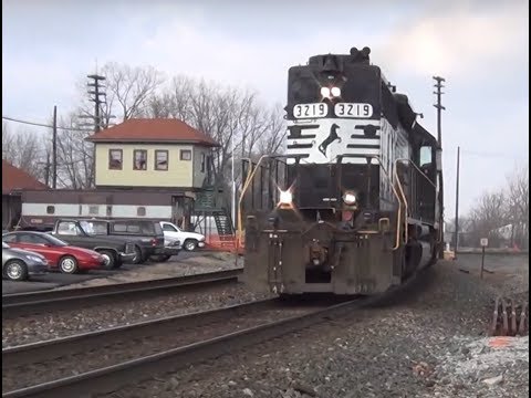 NS 3219 Norfolk Southern SD40-2 high hood crossing CSX Indy line - YouTube