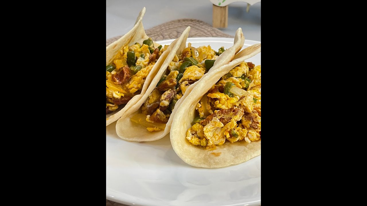 Tacos de harina de huevo con chorizo, ejotes, y cebolla - YouTube