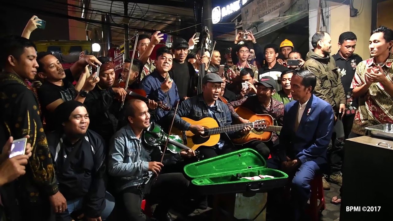 Presiden Jokowi Bersenandung Bersama Komunitas Musik Bandung - YouTube