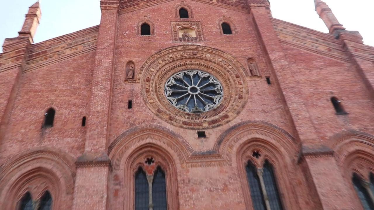 Pavia, Maria e l'Angelo tornano sulla facciata del Carmine - YouTube