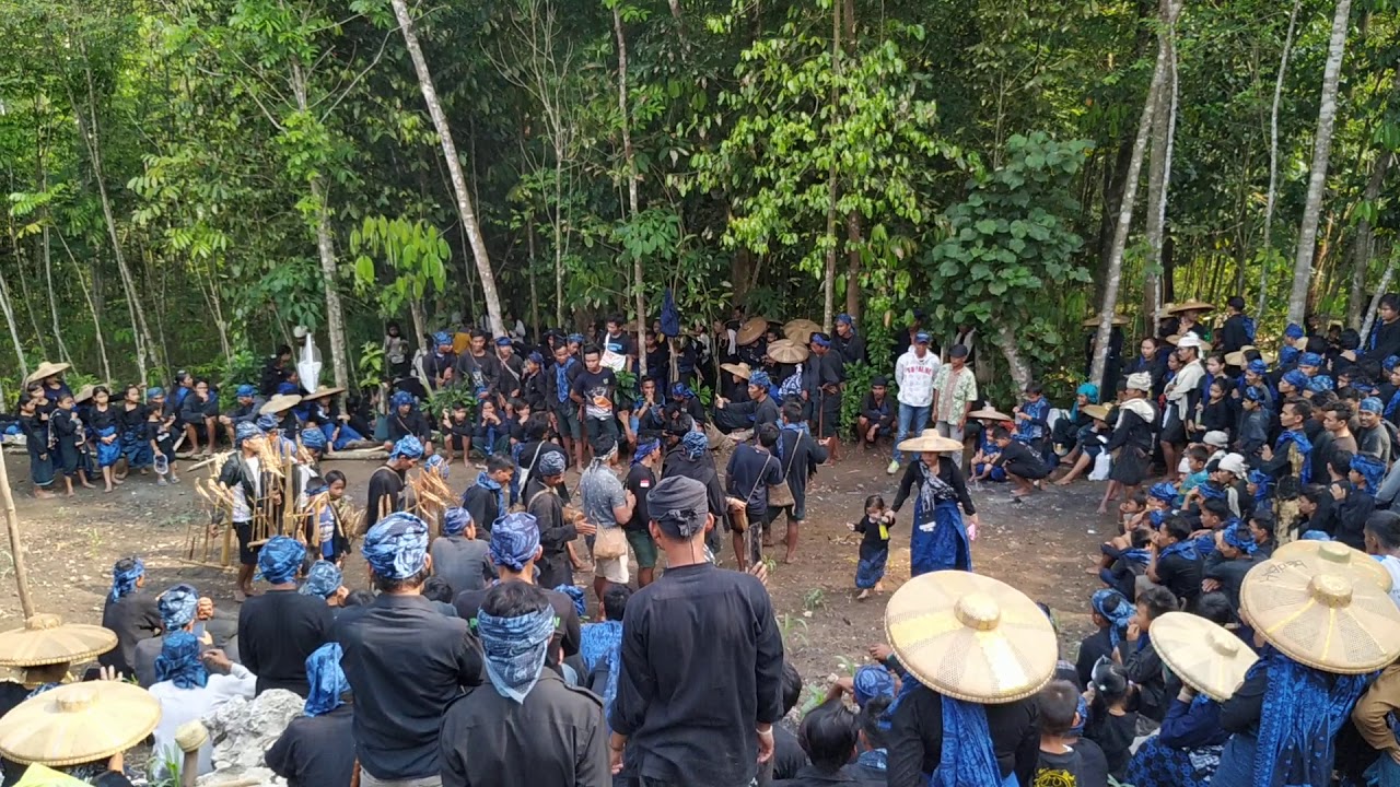 Angklung baduy dengan tarian tradisional - YouTube