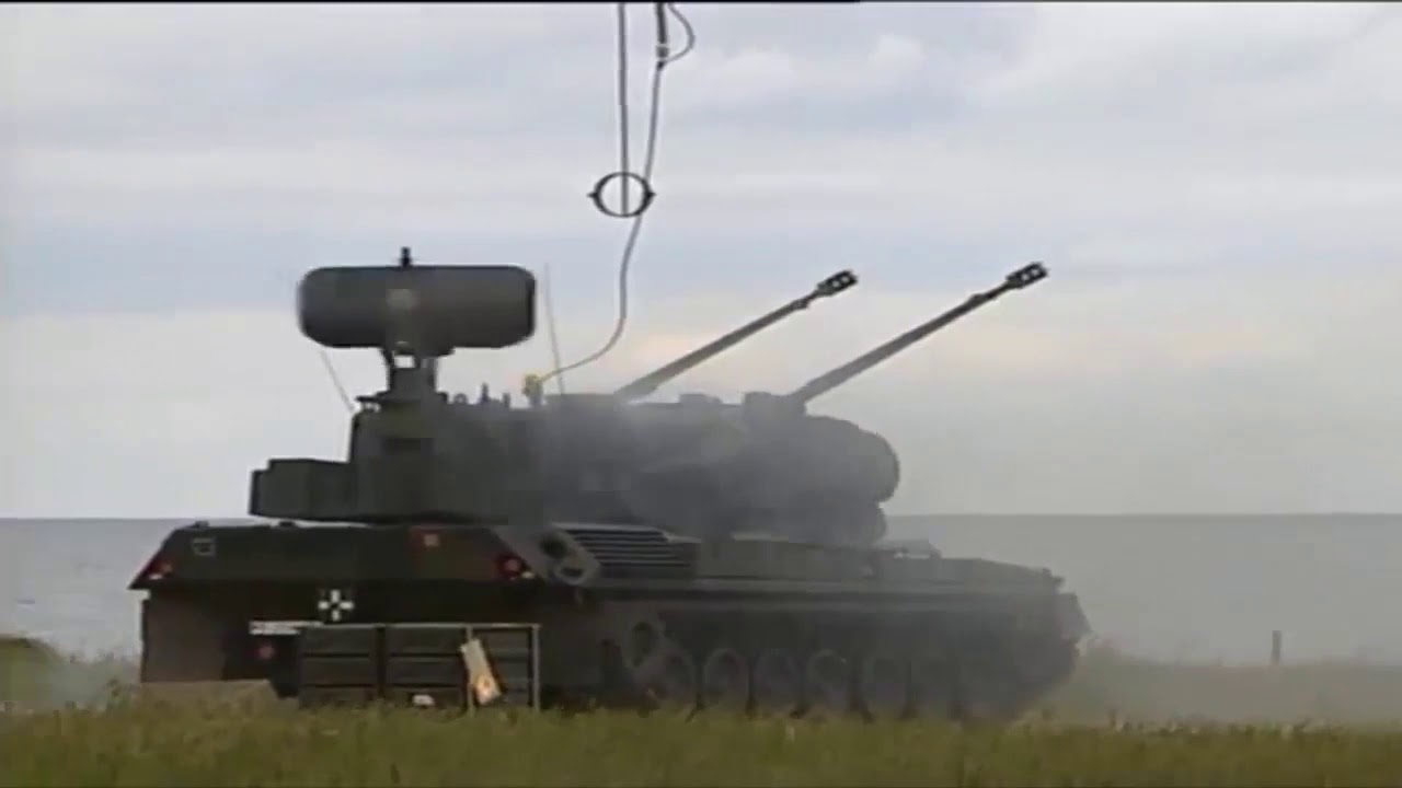 FlakPz Gepard beim scharfen Schuss Luft und Erdziel - YouTube