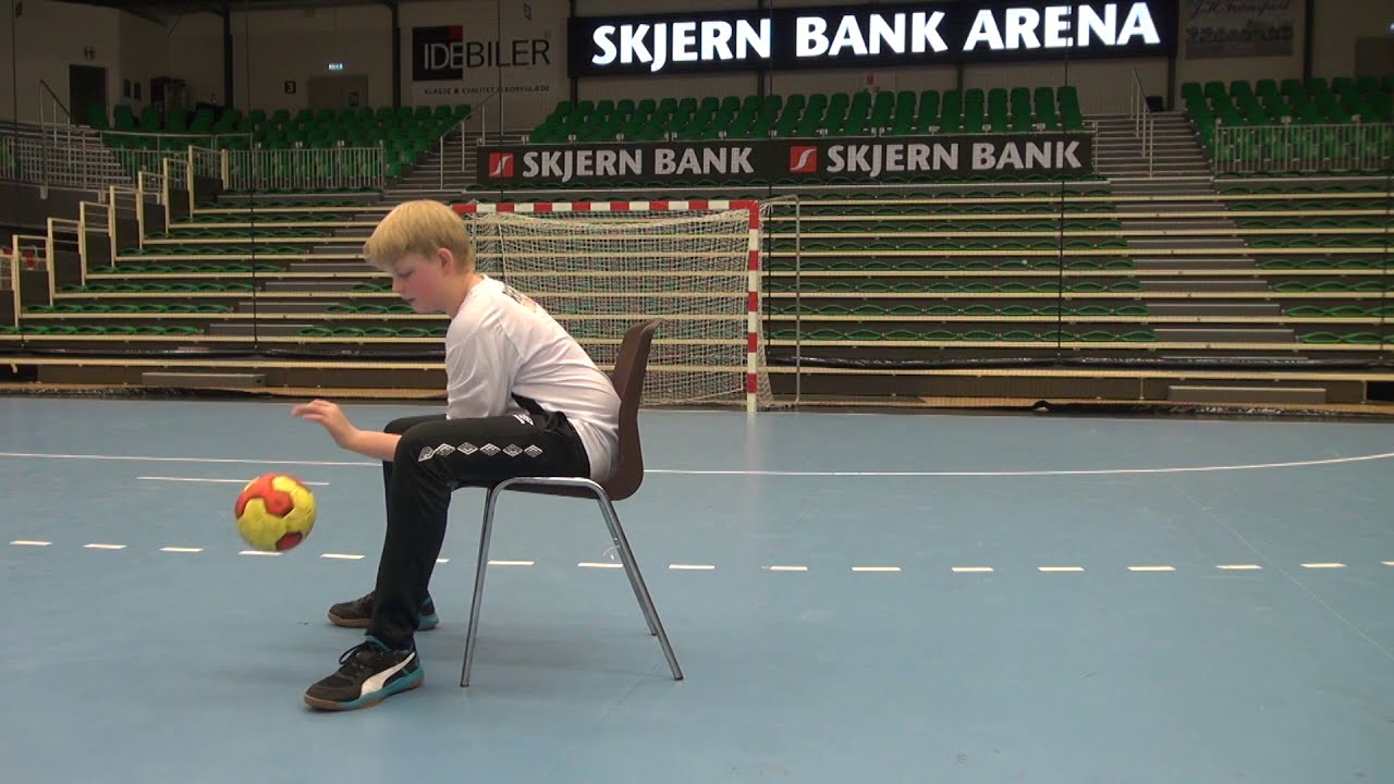 Prell den Ball durch die Stuhlbeine hindurch (German) - Handball skills ...