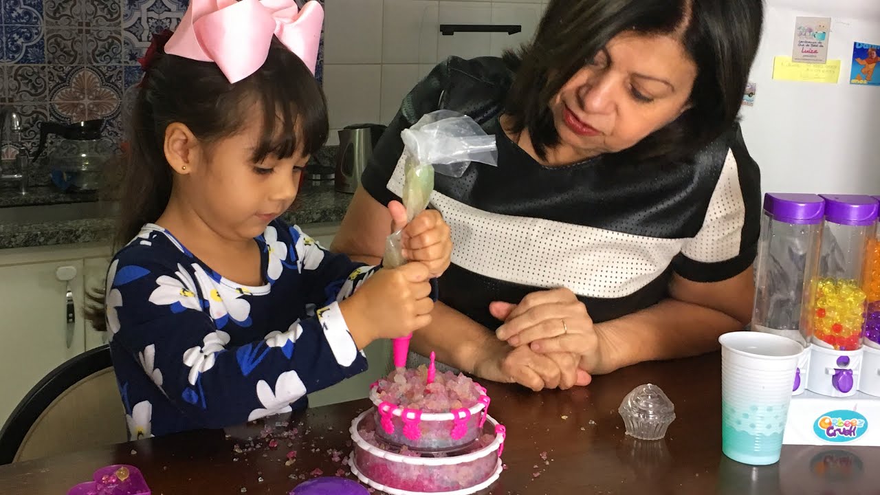 Brincando com a Fábrica de Cupcake do Orbeez - YouTube