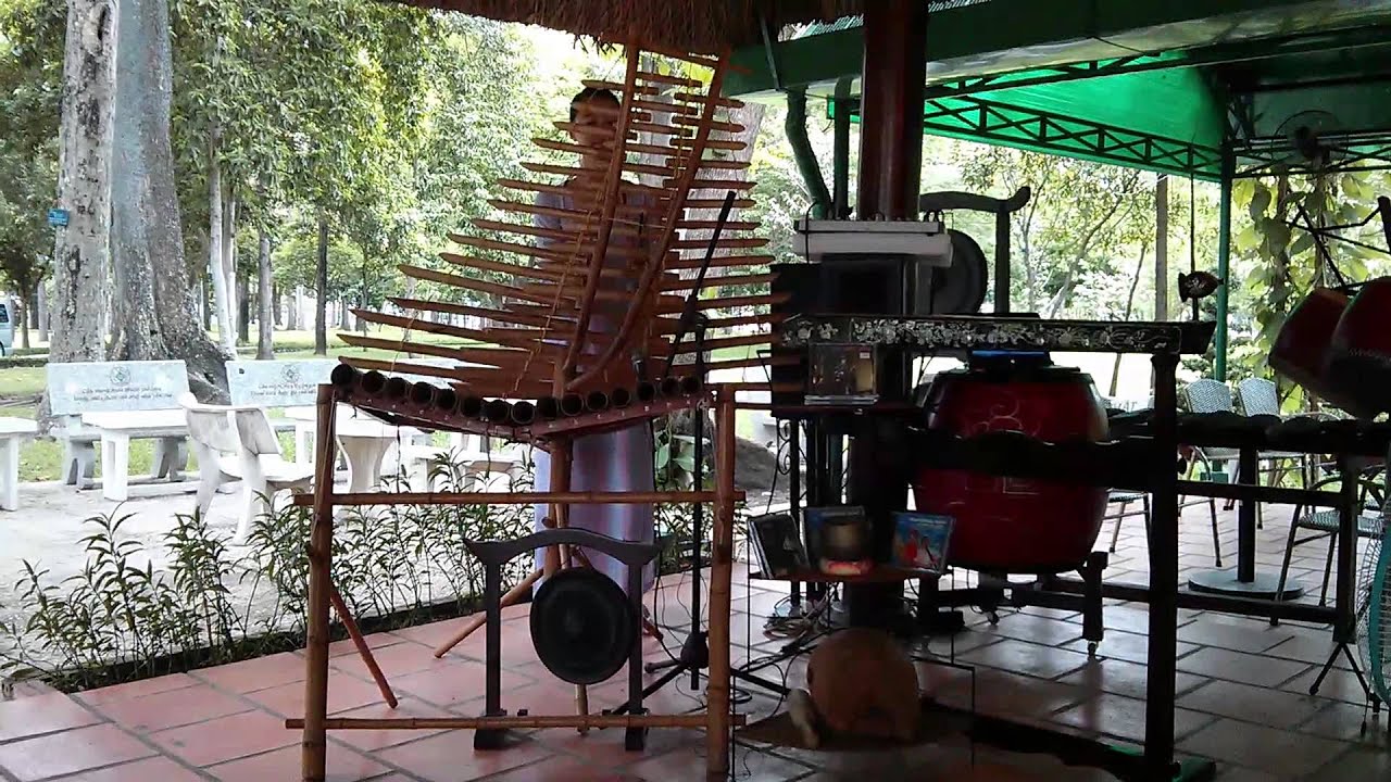 Bamboo xylophone (Dan Trung), Reunification Palace - YouTube